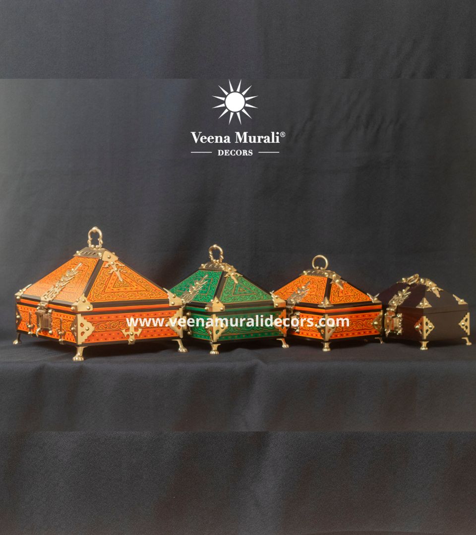Red Mural – Mahogany Nettor Petti | Traditional Wooden Jewelry Box