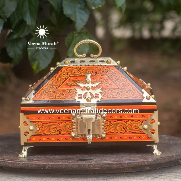 Red Mural – Mahogany Nettor Petti | Traditional Wooden Jewelry Box